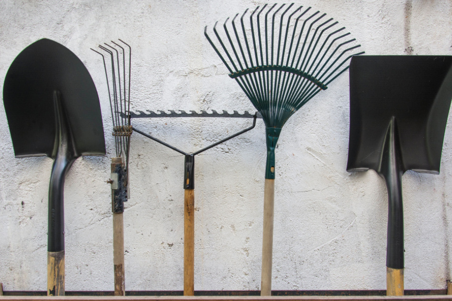 Cleaning And Disinfecting Garden Tools In The Fall