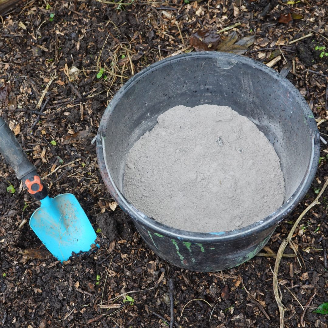 Using Wood Ashes - How To Rejuvenate A Garden With Ashes!