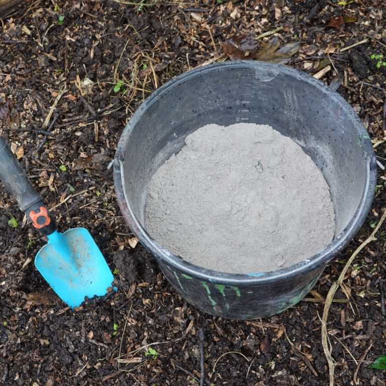 Using Wood Ashes - How To Rejuvenate A Garden With Ashes!